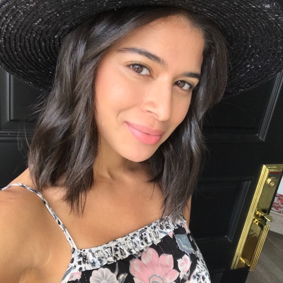 Nikki's Closet (@nikki_mejia) | Poshmark